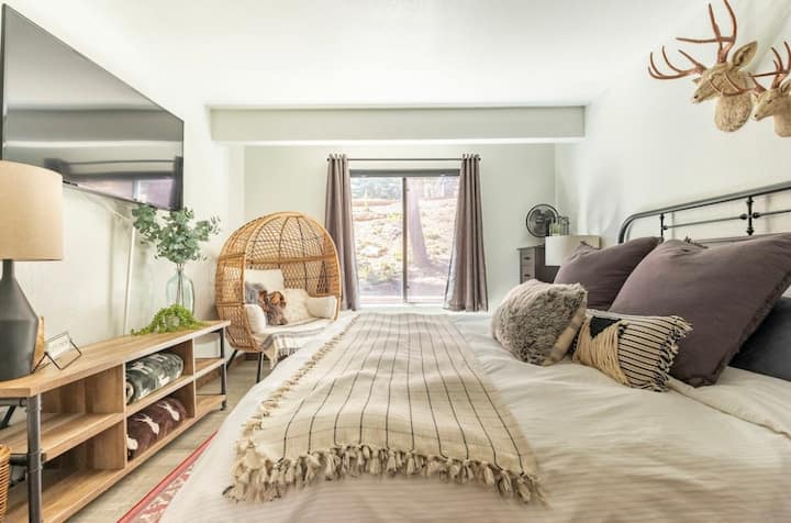 Hidden Valley Epic Mammoth Village Retreat - Mammoth Mountain, CA
