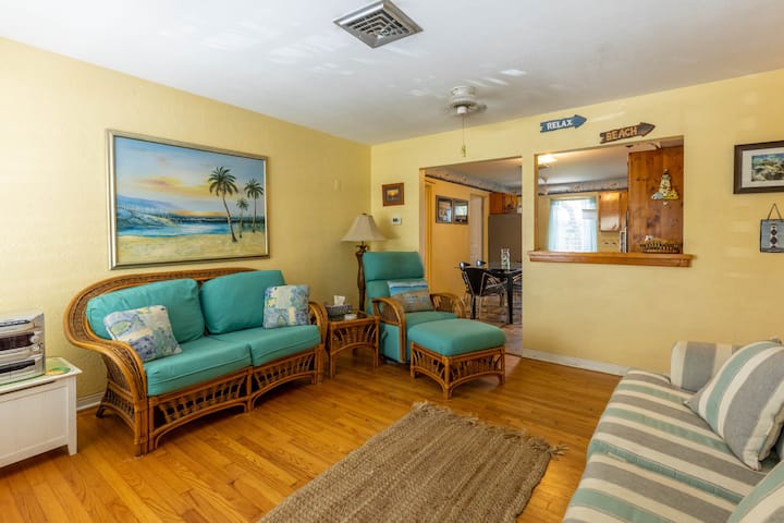 Family Fun 1 Block From Flagler - New Smyrna Beach, FL