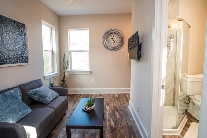 Rest In A Cozy Guest House Near Downtown Bliss - San Antonio, TX