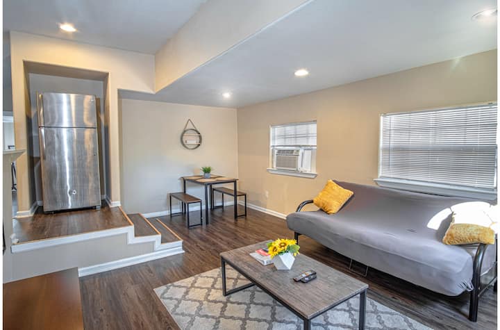 The Ideal Guest House Near Downtown And Riverwalk! - Sunrise - San Antonio