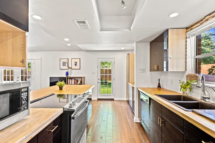 3br + Office Studio | Pets & Long Stays Welcome - Houston, TX