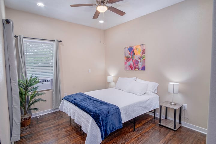 Upscale Retreat Remodeled 1br/1ba Home Near D'town - San Antonio