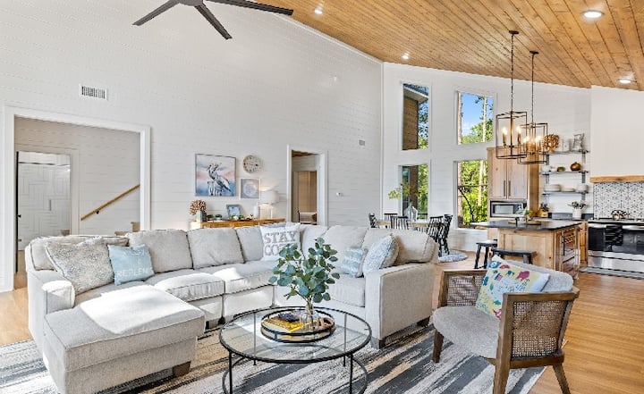 Modern Bright Design With Rustic And Elegant Tones - Choctaw Casino Too-Broken Bow