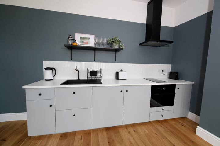 Gorgeous And Spacious Seaside Apartment - Scarborough