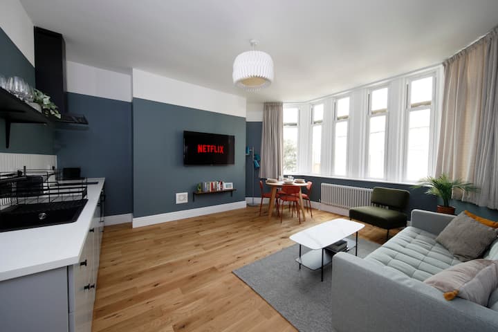 Arty, Colourful And Spacious Seaside Apartment - Scarborough