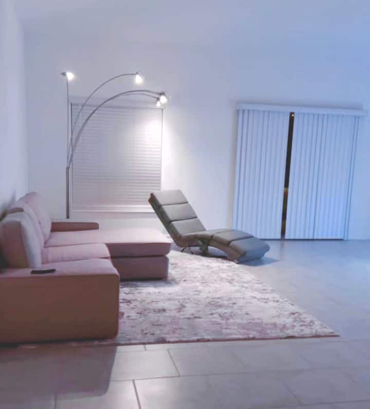 Full Bd, Fridge, Desk & 55 Uhdtv - St. Cloud, FL