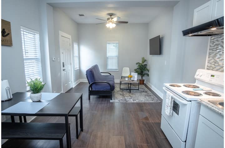 Urban Coziness 1br Getaway Near Downtown Riverwalk - Woodlawn Lake - San Antonio