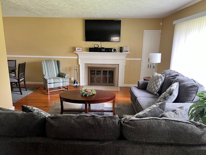 Cozy Limestone Duplex Near Speedway! - Garfield Park Indianapolis