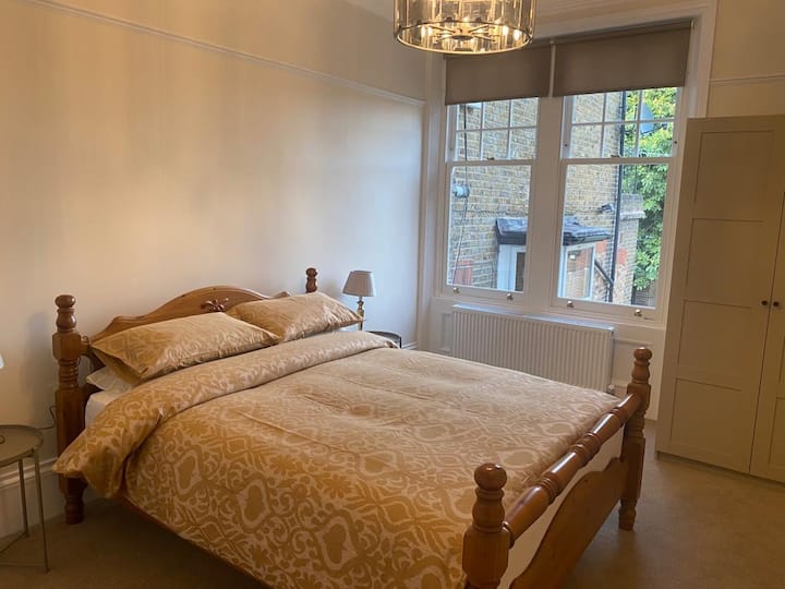 Beautiful Room In Woodford - Chingford