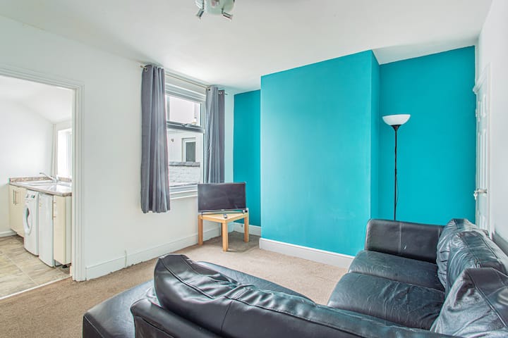 Budget Friendly Accommodate 6 Guests + Parking - 스윈던