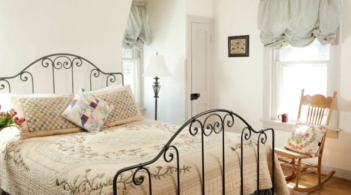 Brickhouse Inn - Queen Bed - Ohio Room - Gettysburg, PA