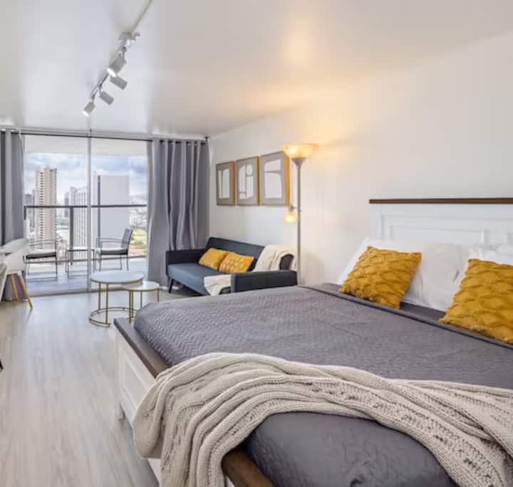 32fl Central Waikiki Queen Condo &Ala Wai View - Honolulu, HI