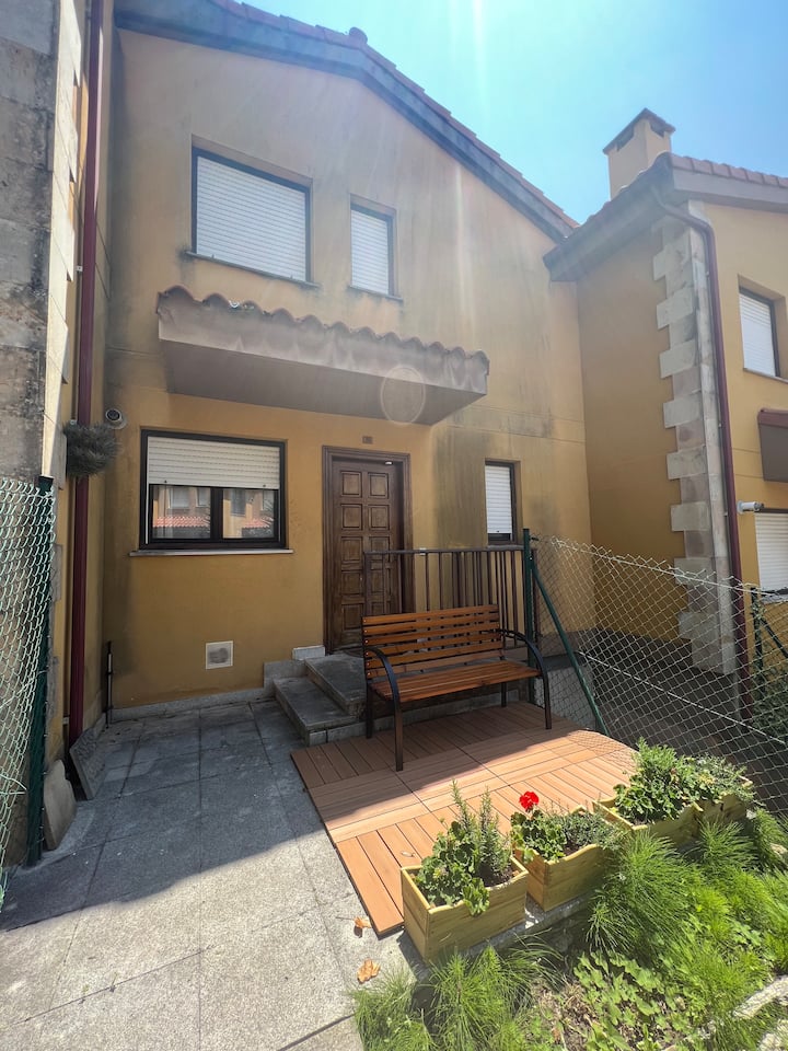 Adosado 2 Plantas Con Jardín - Comillas