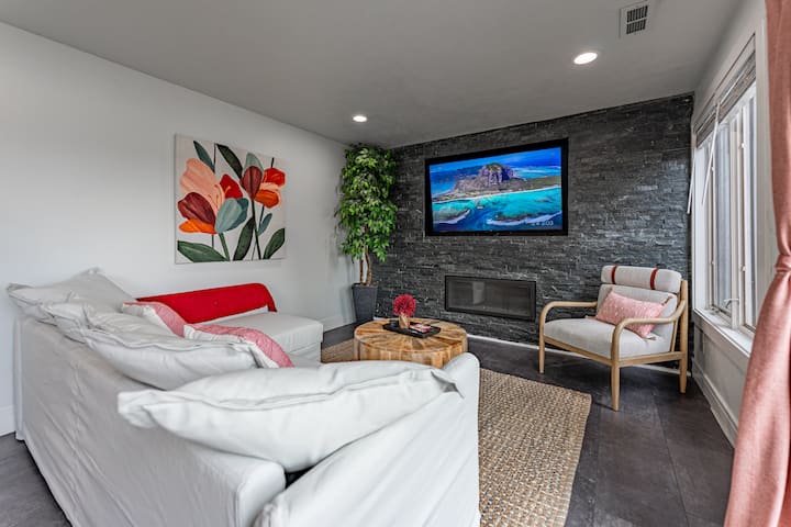 Relaxing Riverside Stay W Hottub - Rockford, IL