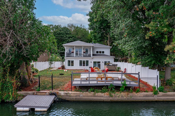 Relaxing Riverside Stay W Hottub - Rockford, IL