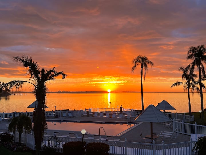 Bay & Pool View Min 2 Pass A Grille& St Pete Beach - Gulfport, FL