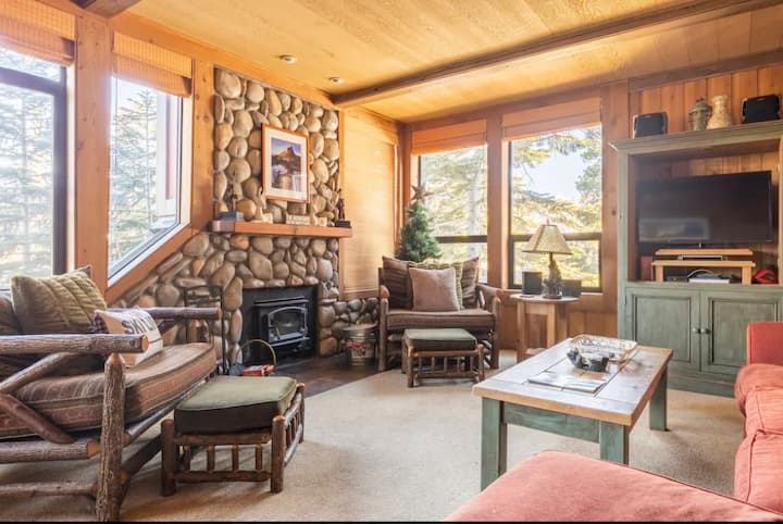 The Cabin In The Woods! Beautiful Views & Updated - 六月湖
