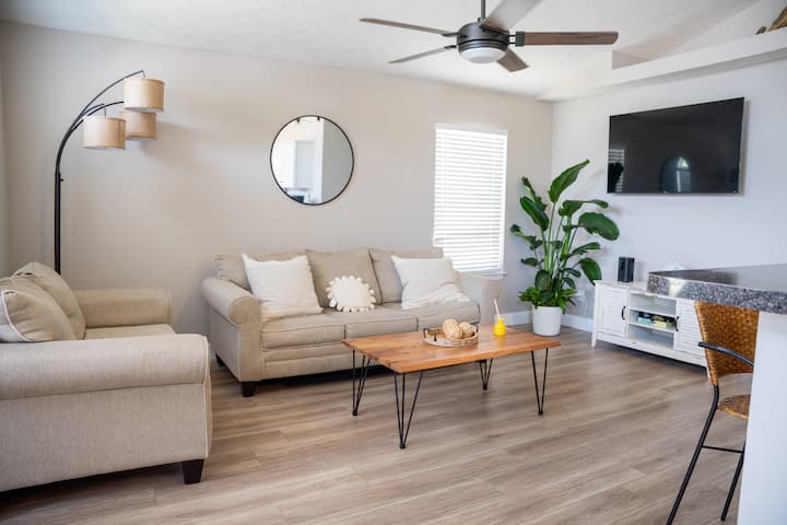 Boho Haven In Heart Of Pcb <1 Mile To The Beach - Panama City Beach, FL