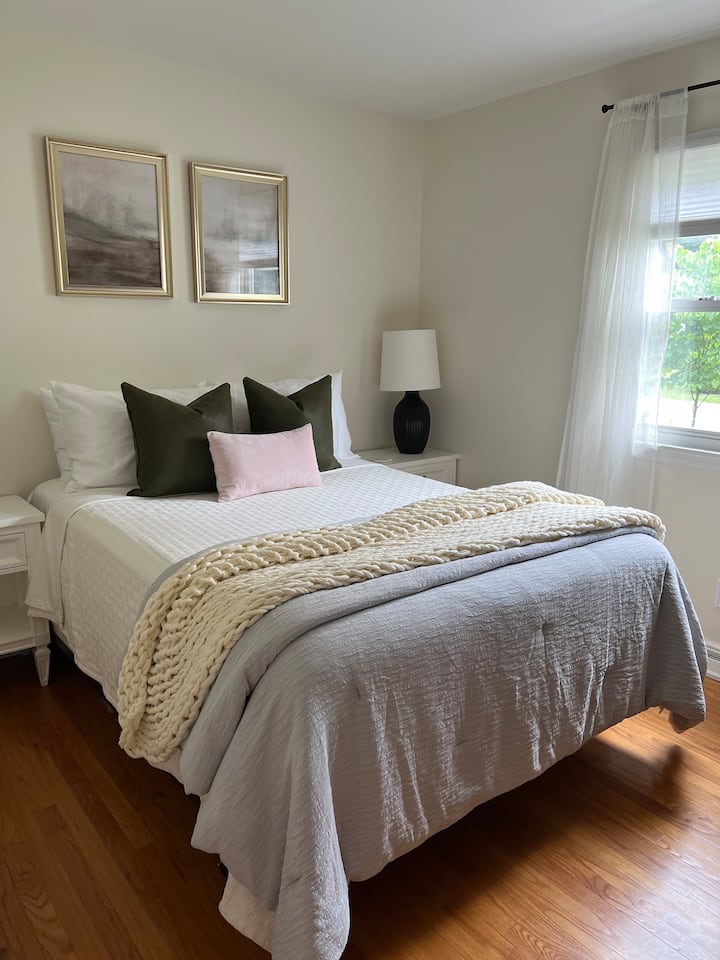 Cozy Bedroom In The Heart Of Saratoga! - サラトガ・スプリングズ, NY