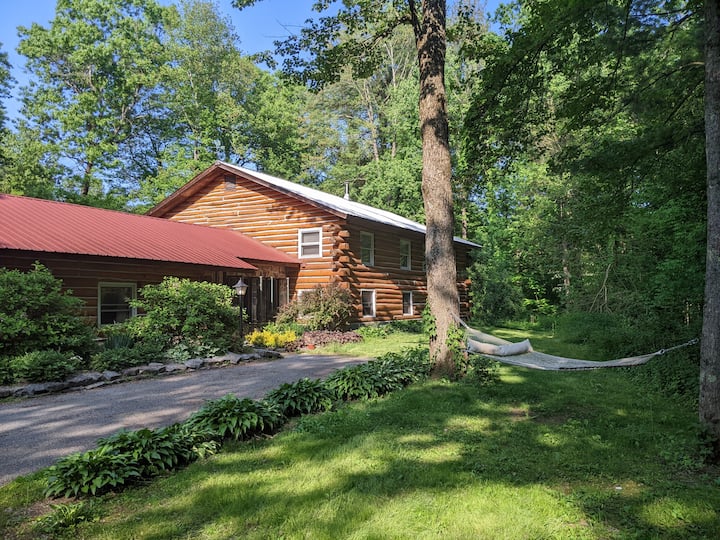 Poplar Lodge: Cozy Log Home W/ Outdoor Oasis - Glens Falls, NY