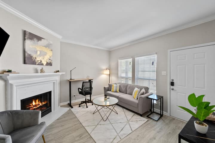 Chic & Cozy 1bd : Covered Parking, Pool, Gym - Plano, TX