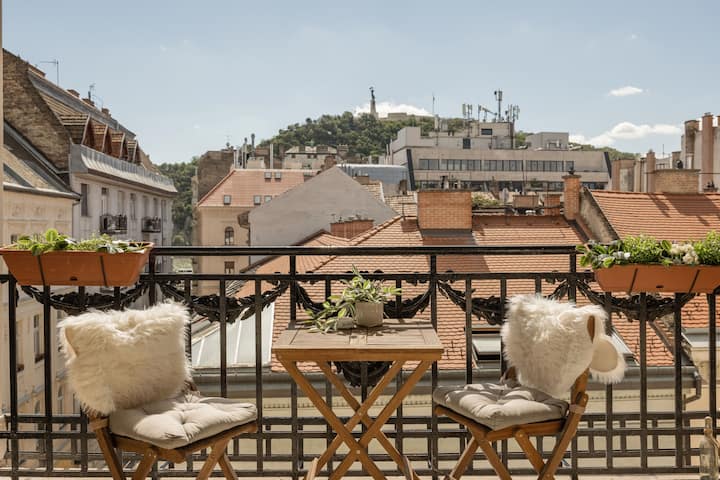 Skyline Serenity Retreat @Vaci Most Famous Street - Budapest