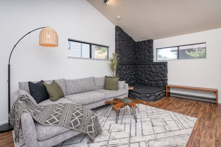 New* Zen Multifam Bungalow, Pool, Hot Tub & Views! - Oakhurst, CA
