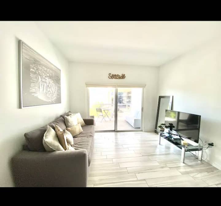 Emilia304 - Miami, FL