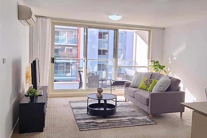 Tranquil Unit In Canberra. Free Garage Parking. - Belconnen