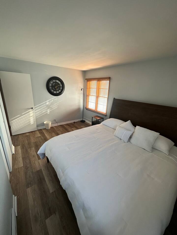 Best Room In Town- King Size Bed! Room#2 - Hammond, IN