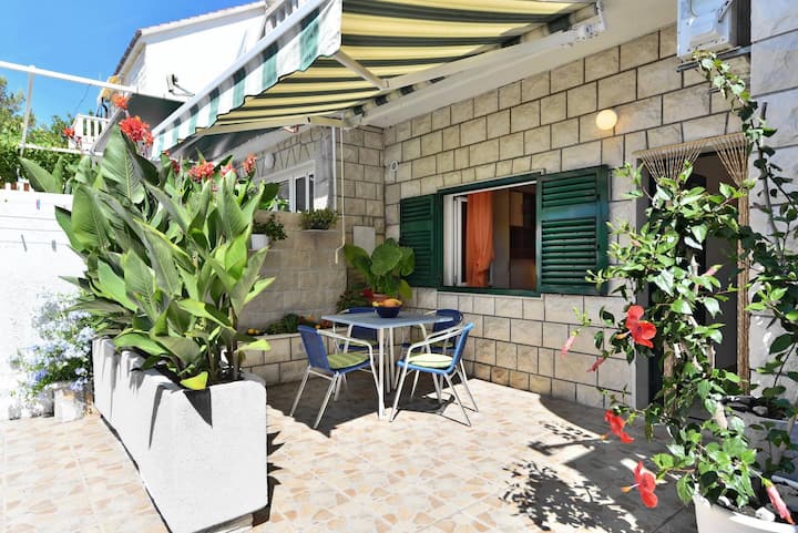 Apartment  For 4 With Terrace - Bol