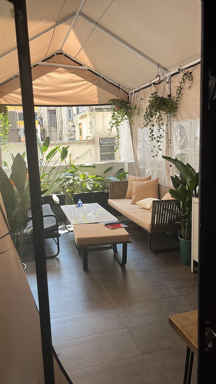 Super Convenient, Big Terrace Studio - Hong Kong