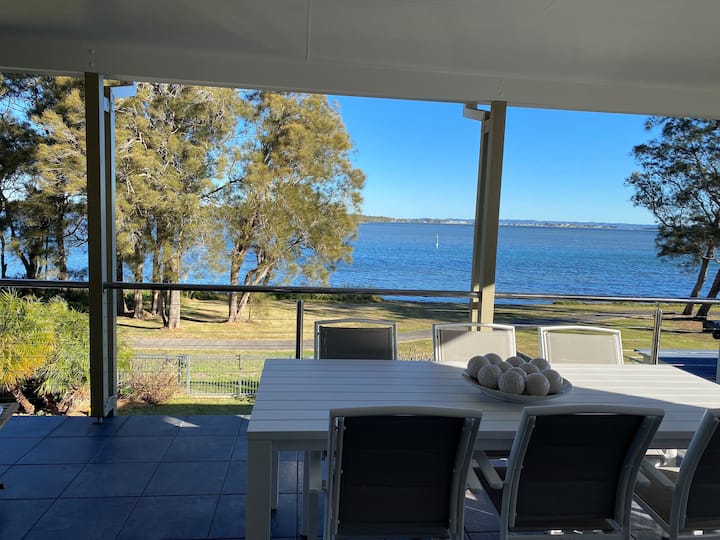 Luxurious Waterfront Retreat - Budgewoi