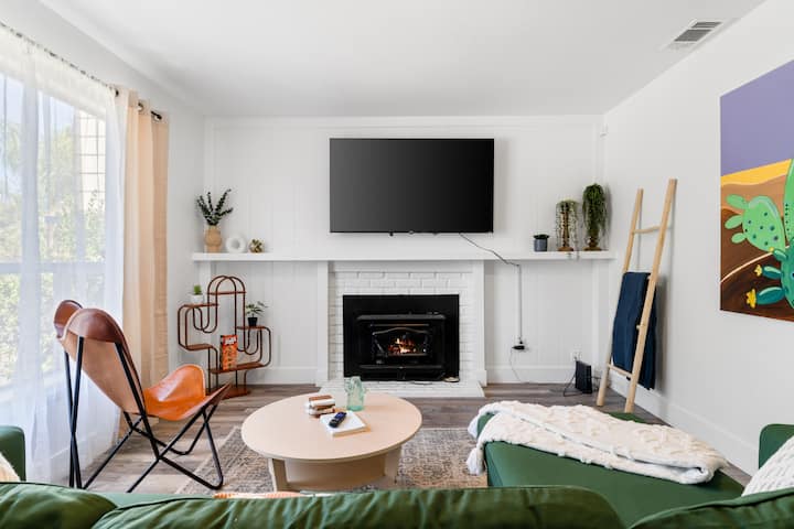 4-bedroom Cactus-themed Retreat With Plush Beds - Sacramento