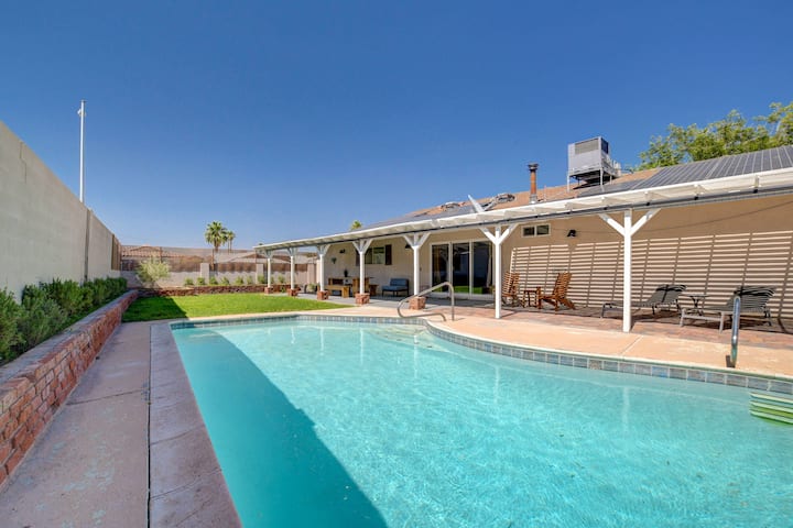 Modern Designer's House With Pool + Green Space - Las Vegas, NV