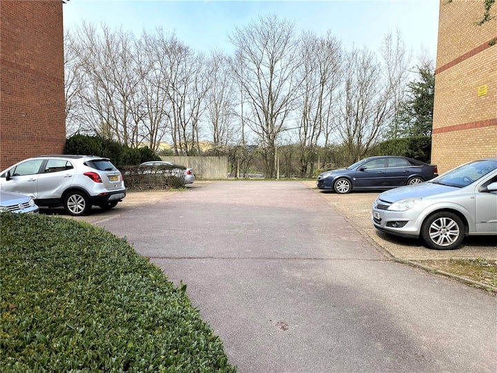 Close To Warner Bros Studio - Watford