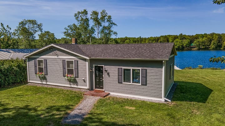 Peaceful Lakeside Getaway With Hot Tub! - Palermo, ME