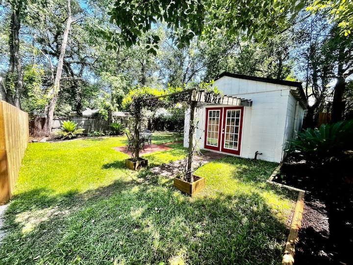 Quiet Midtown Charmer - Mobile, AL