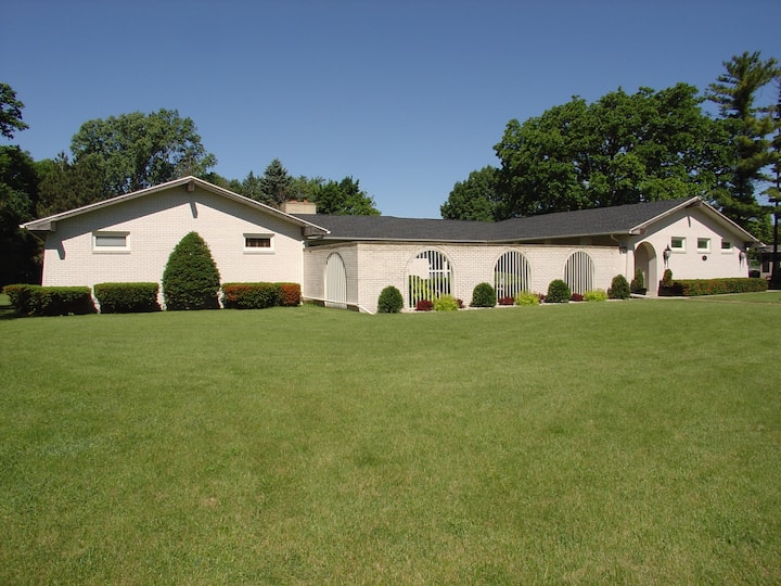 4,000 Sq. Ft. Mid Century Ranch - 4 Miles From Eaa - Oshkosh, WI
