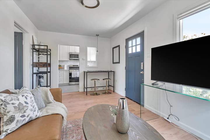 Cozy Cottage ~Walk Downtown | Llnl | Parking, W/d! - Livermore, CA