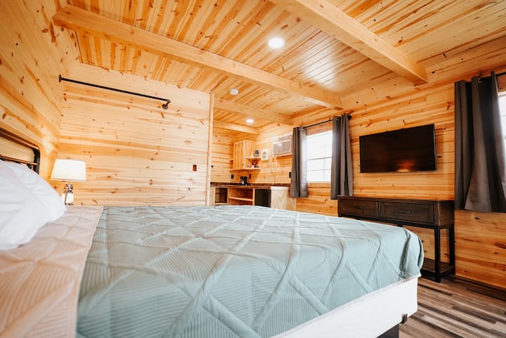 Pine Haven King Bed Log Cabin - Keystone, SD