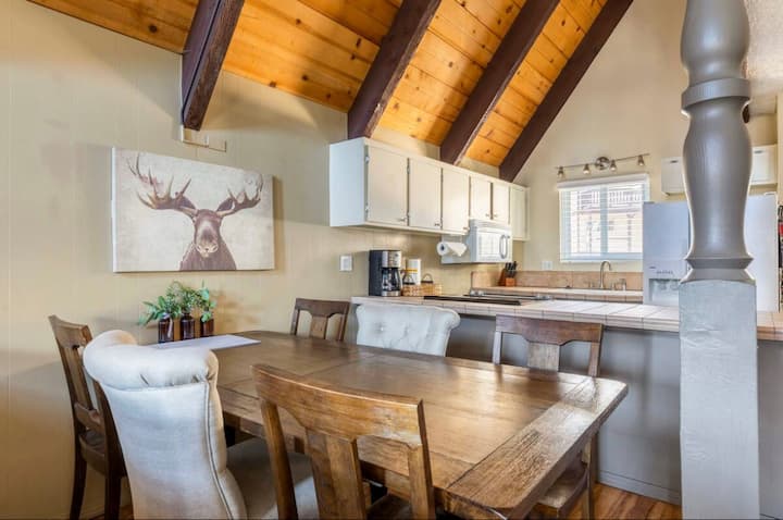 The Outpost Adventure Cabin Near Slopes + Village - ジューン・レイク, CA