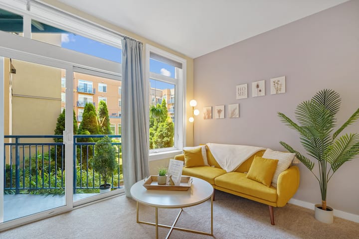 Seattle Charming Condo With King Bed Free Parking - Seattle, WA