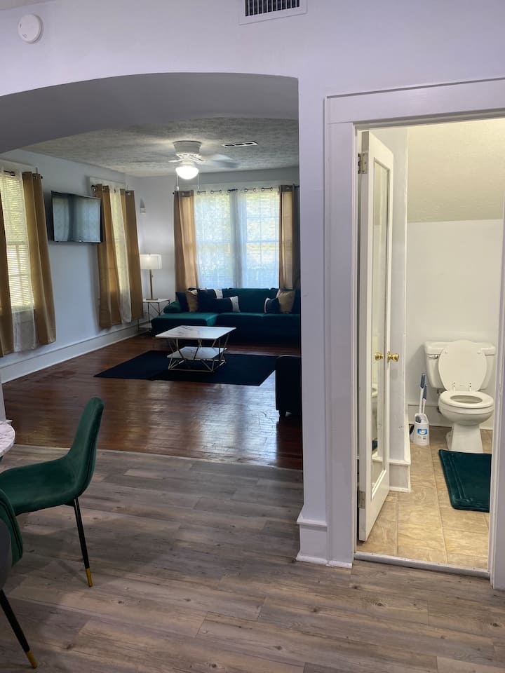 Spacious Apt, Sleeps 8, Smarttvs - Montgomery
