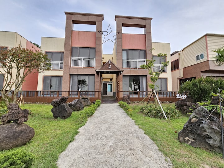 빨강궁전펜션_12평 더블,먼바다전망,이호해수욕장&협재 차로 15분,전라도식 식당운영 - Jeju-si