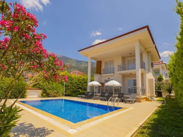 ÖLüdenizde çOk Odalı ,Havuzlu Ferah öZel Villa - Fethiye