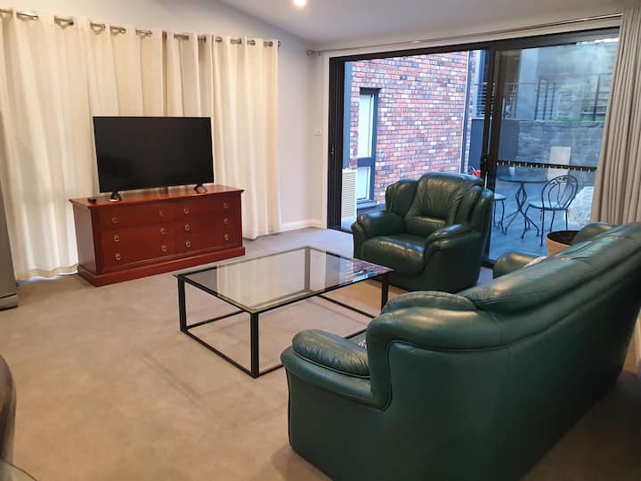New Standalone 1 Bedroom Cottage With Views - Sydney