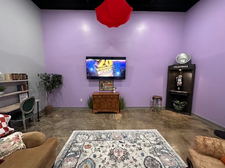 Friends-themed Loft | Downtown Gadsden | Unique - Wills Creek Winery, Attalla