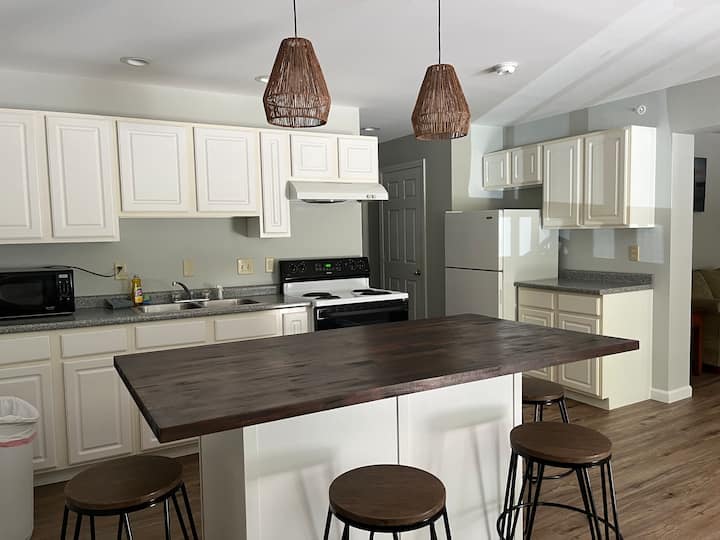 2 Bedroom Apt, Walk To Beach! - York, ME