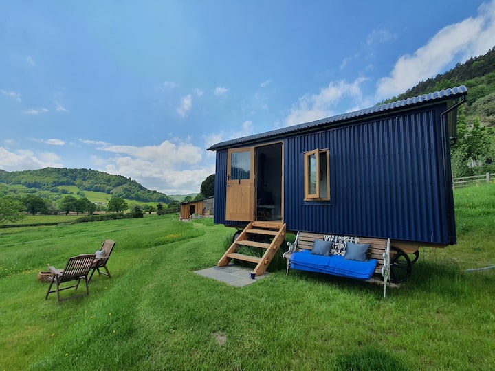 Cwch Bach Luxury Shepherd's Hut & Cabin, Powys - Welshpool